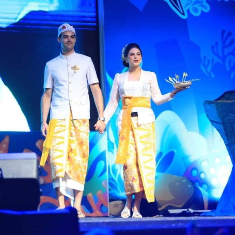 Wisman Bangga ikut Lomba Fashion Show Busana Adat Bali | Bali Tribune